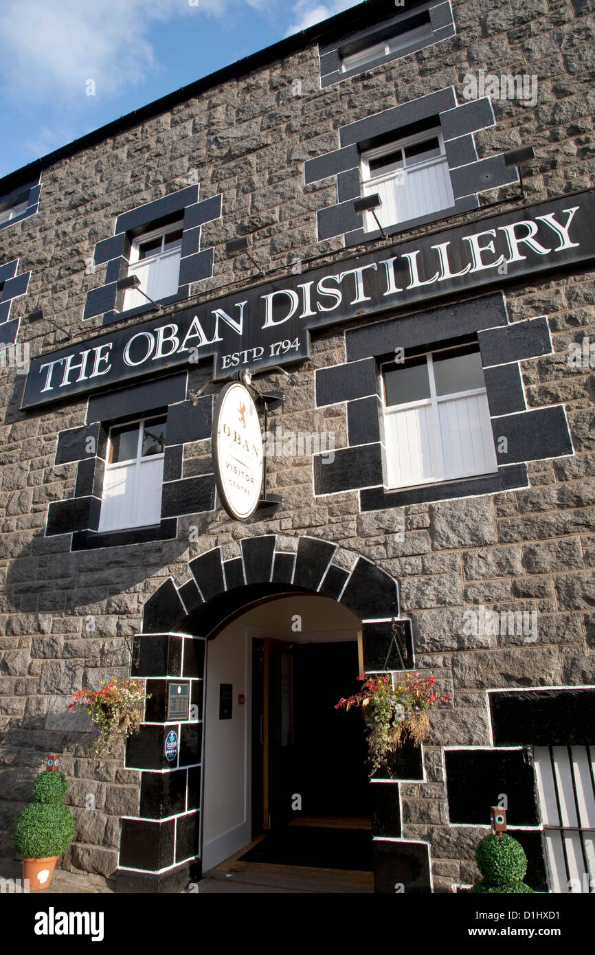 Whisky distillery visitor centre hi-res stock photography and images ...