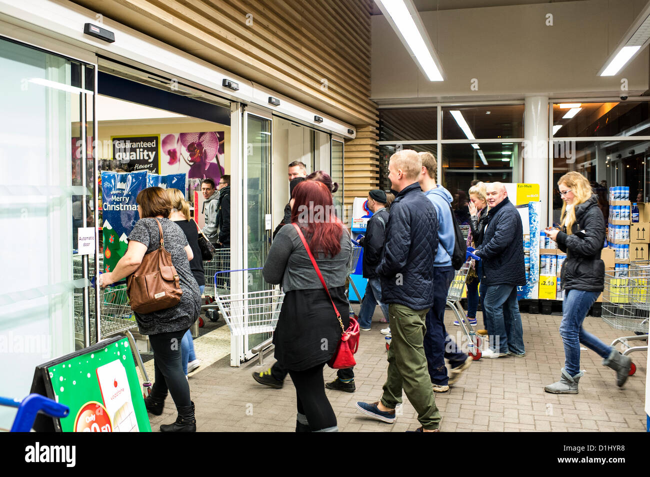 Tesco night time hi-res stock photography and images - Alamy