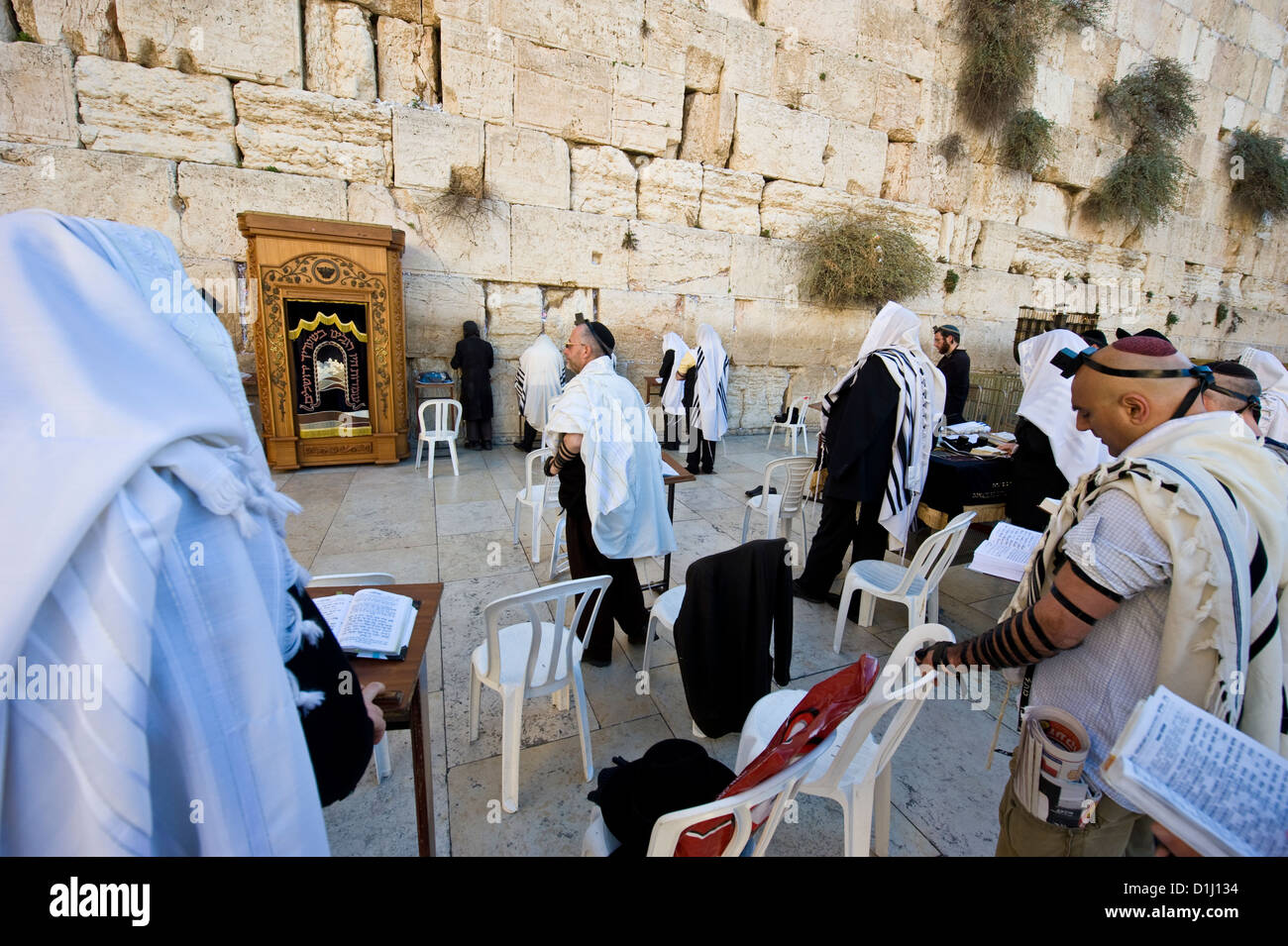 Jews praying at the Western Wall in Jerusalem Stock Photo - Alamy
