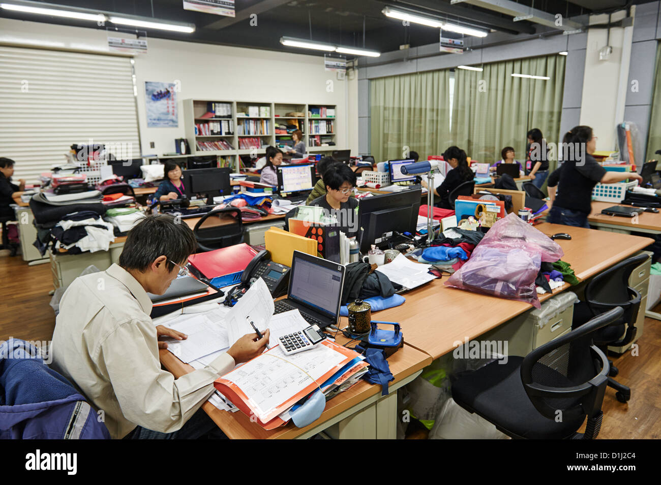 Hustling hi-res stock photography and images - Alamy