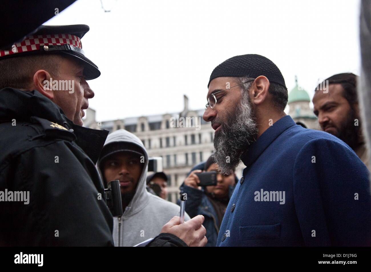 Muslim police officer hi-res stock photography and images - Alamy