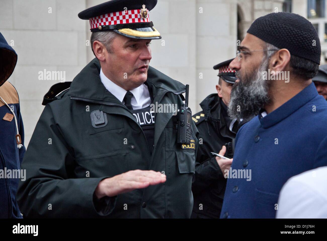 Muslim police officers hi-res stock photography and images - Alamy