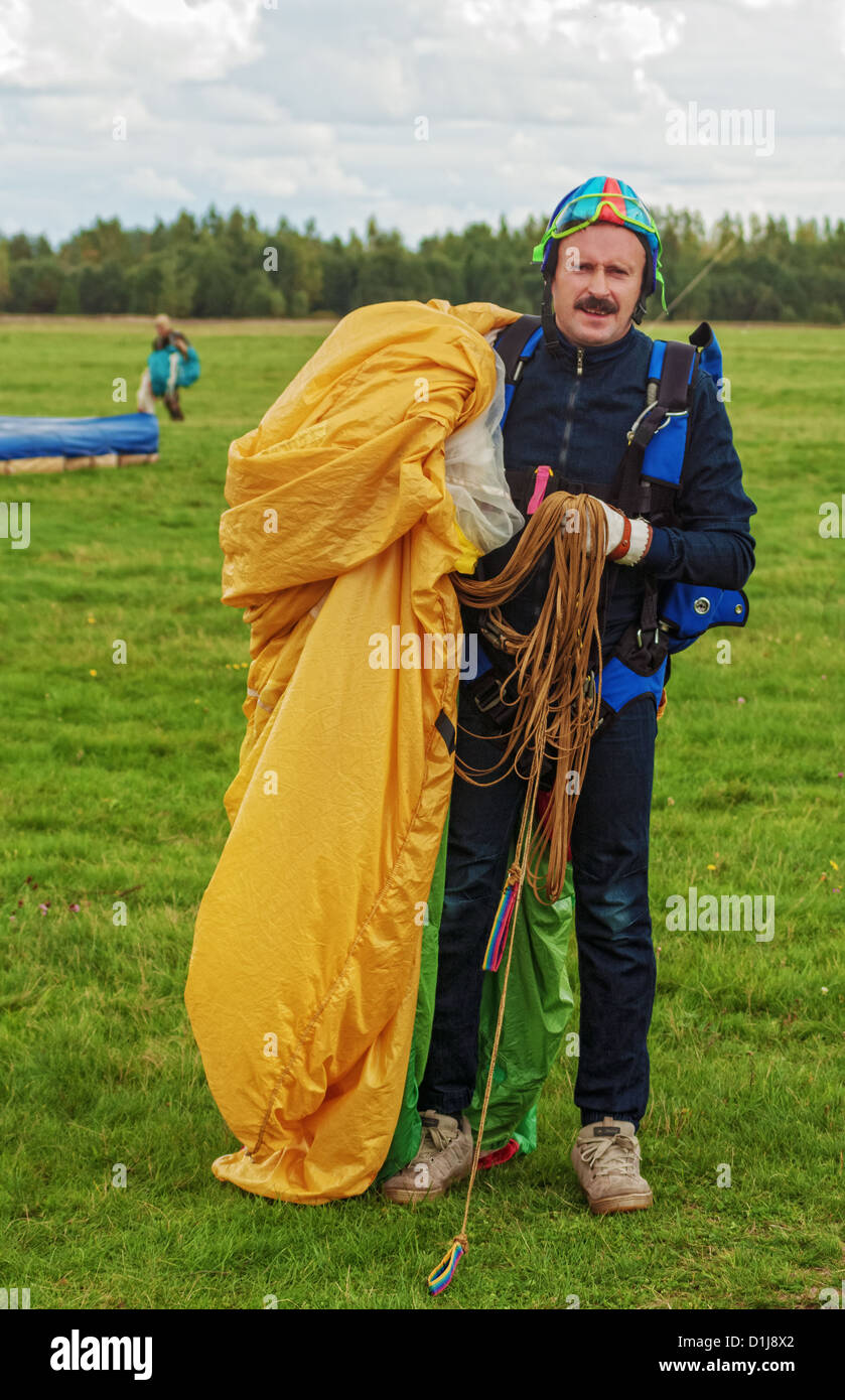 Parachute chute land landing hi-res stock photography and images - Alamy