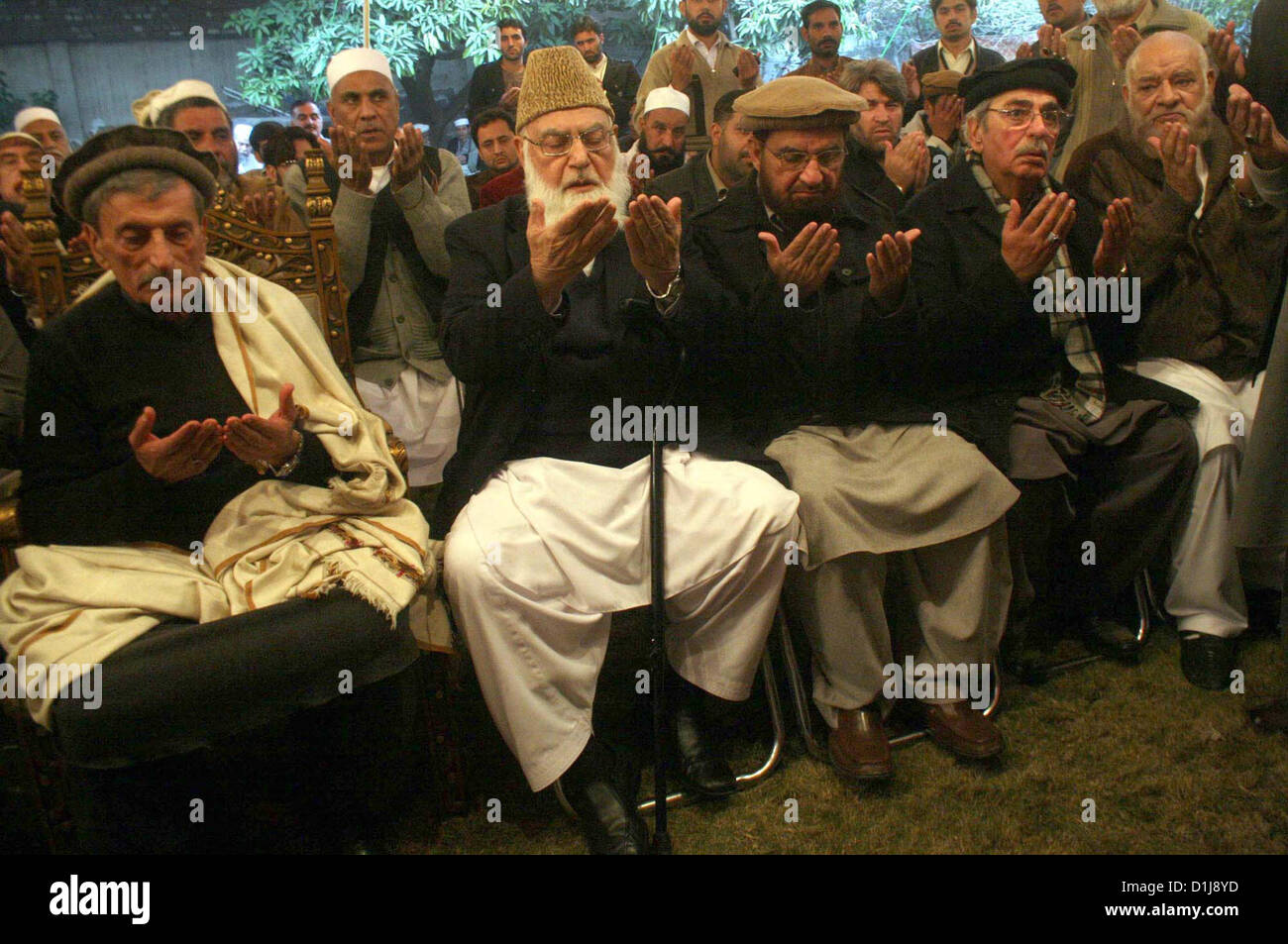 Jamat-e-Islami leader, Qazi Hussain Ahmed along with Ghulam Bilour ...