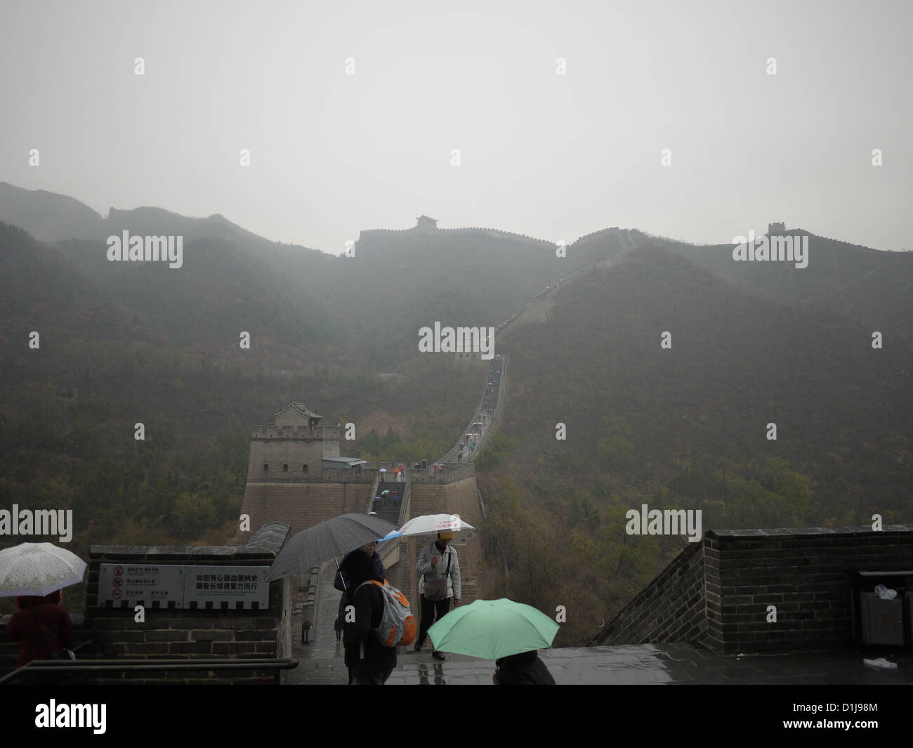 chinese tourist umbrella raining china great wall Stock Photo - Alamy