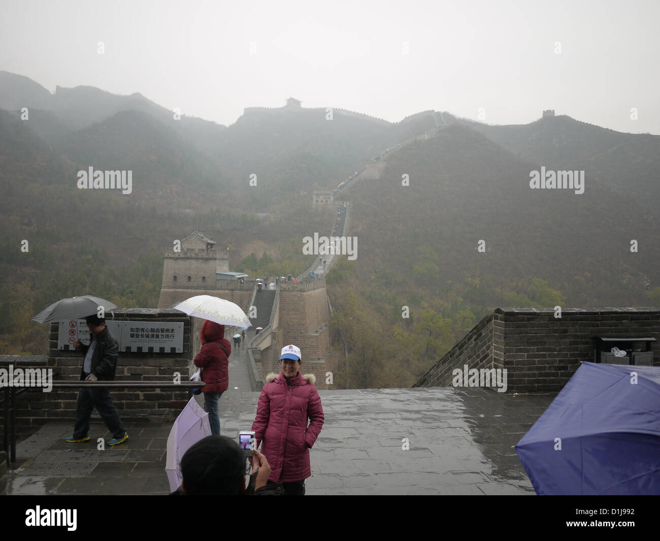chinese tourist great wall raining rainy foggy Stock Photo - Alamy