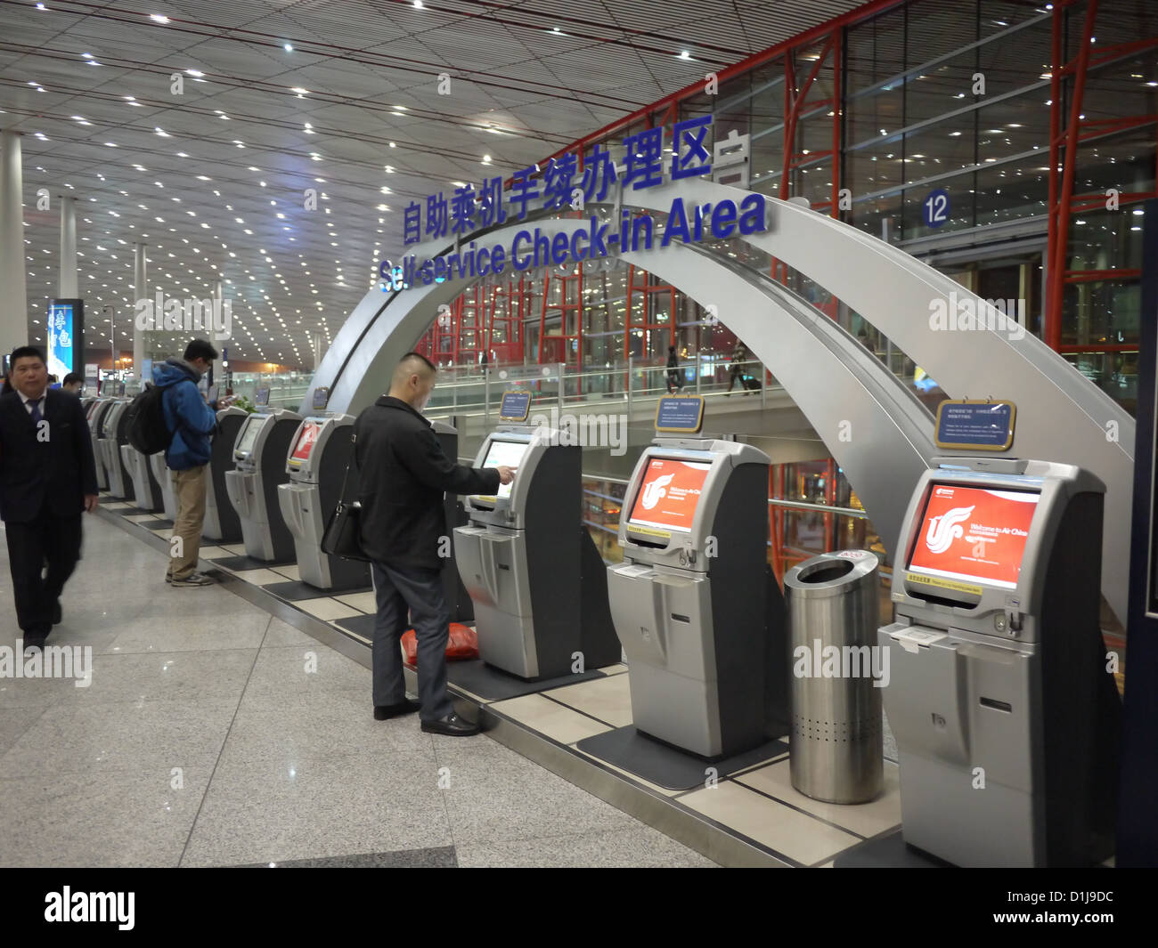 Check in terminals hi-res stock photography and images - Alamy