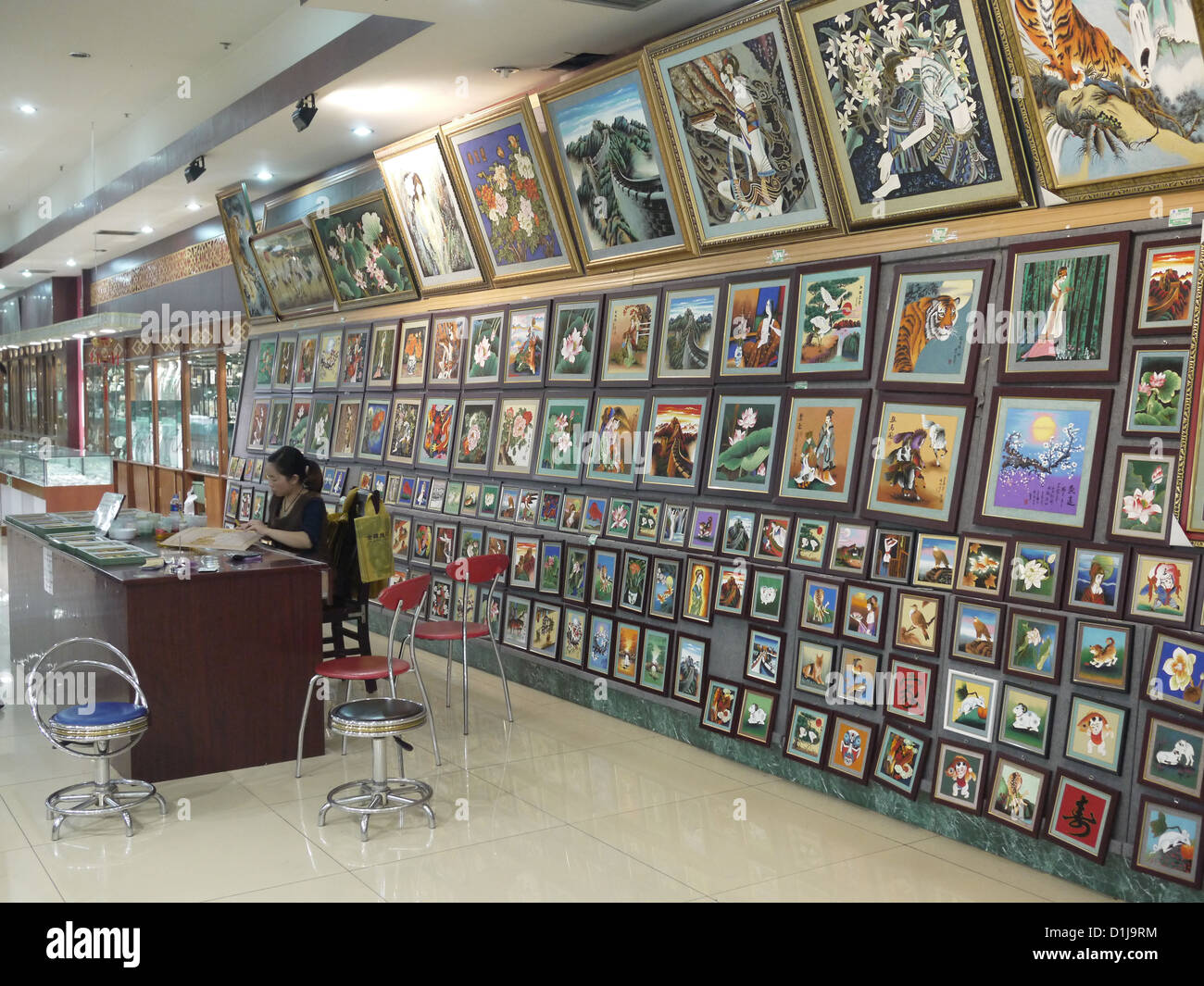 female chinese artist jade sand painting Stock Photo - Alamy