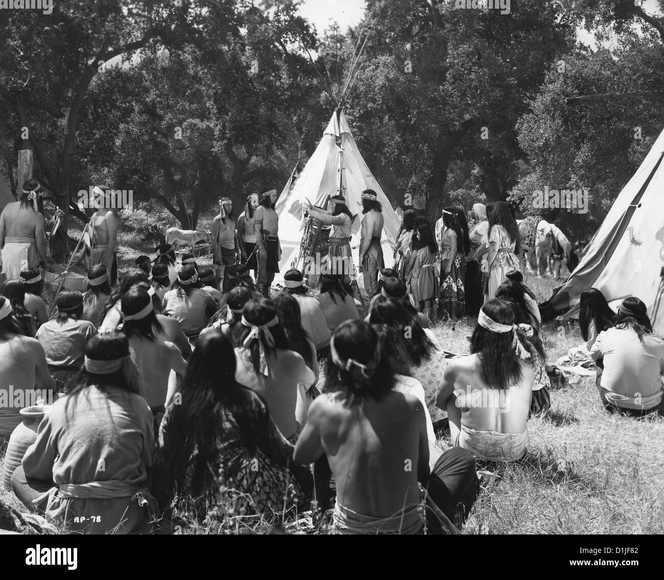 Apache chief hi-res stock photography and images - Alamy