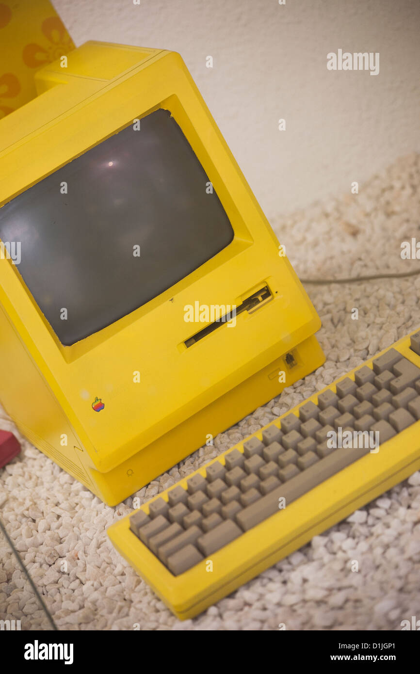 Old mac computer hi-res stock photography and images - Alamy