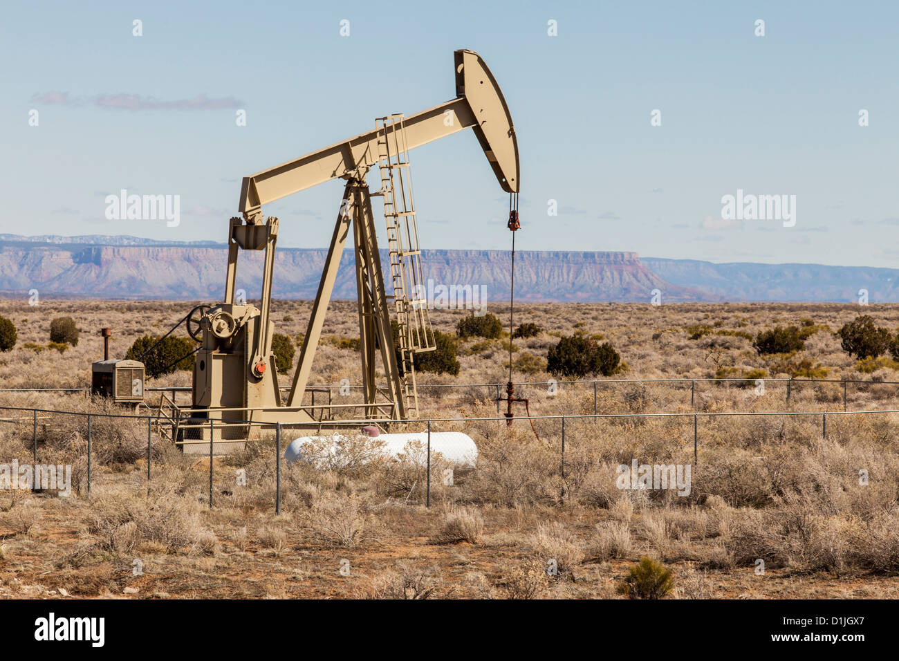 Desert oil rig hi-res stock photography and images - Alamy