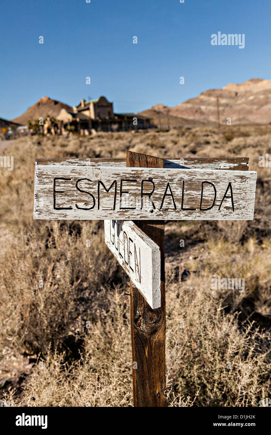 Building abandoned sign vertical hi-res stock photography and images ...
