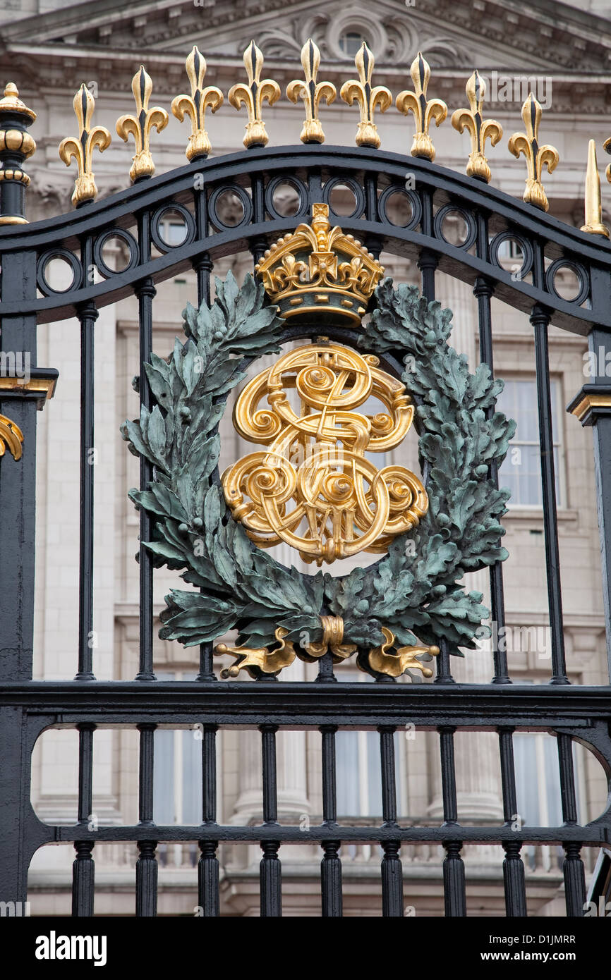 Close up of Gate of Buckingham Palace, London, England, UK Stock Photo ...