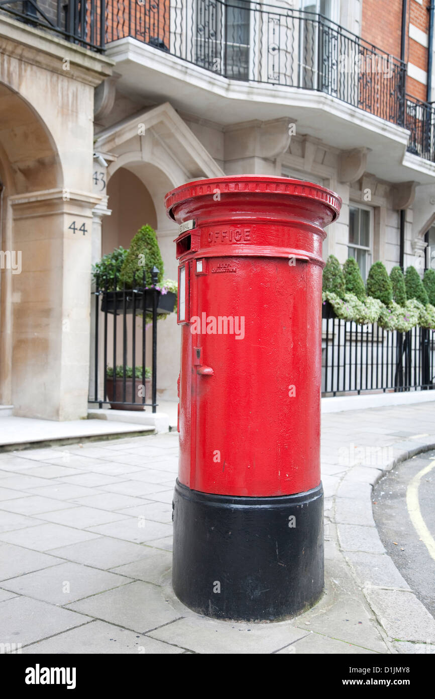 Red post box uk london hi-res stock photography and images - Alamy