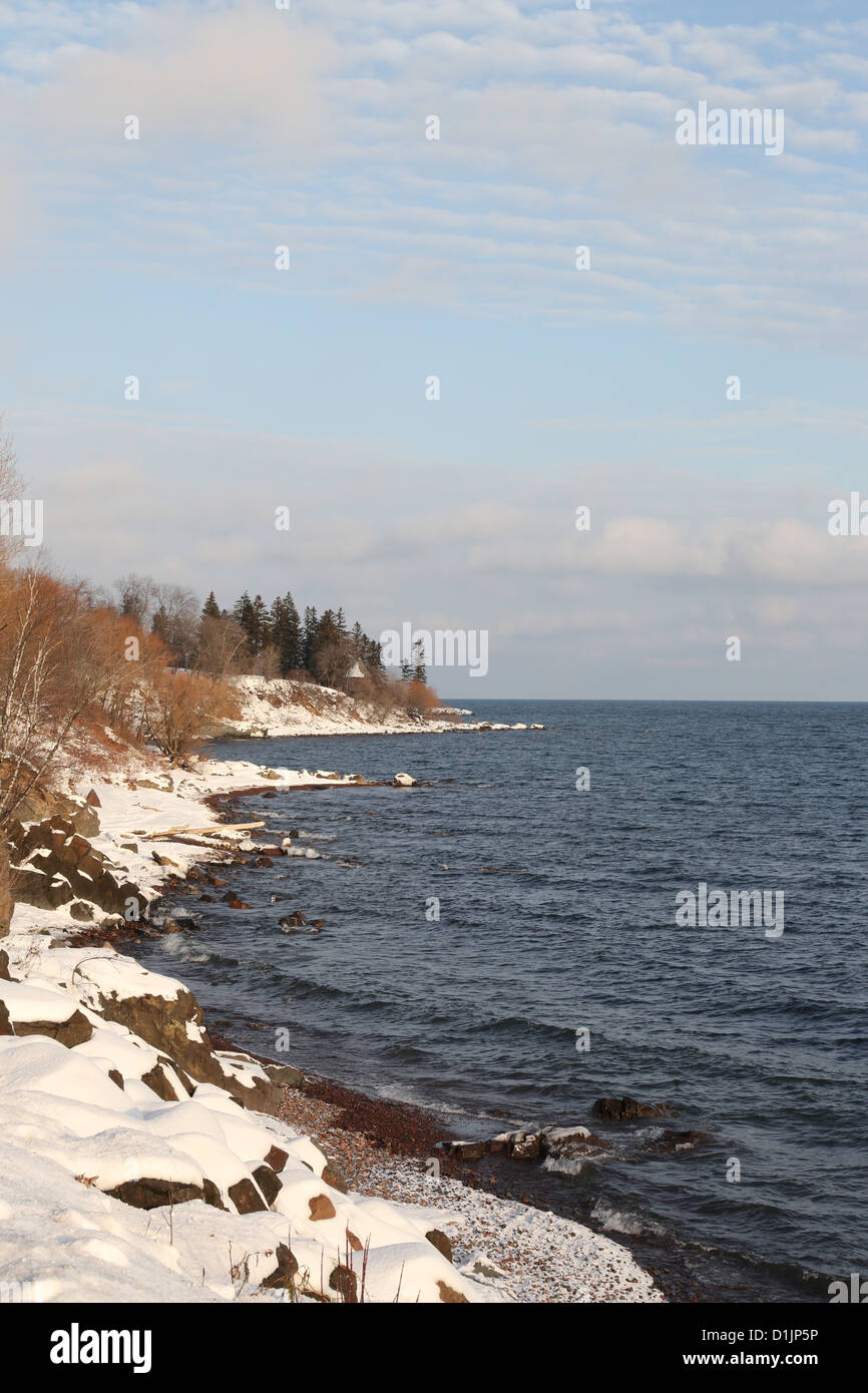 Snowy shoreline lake hi-res stock photography and images - Alamy