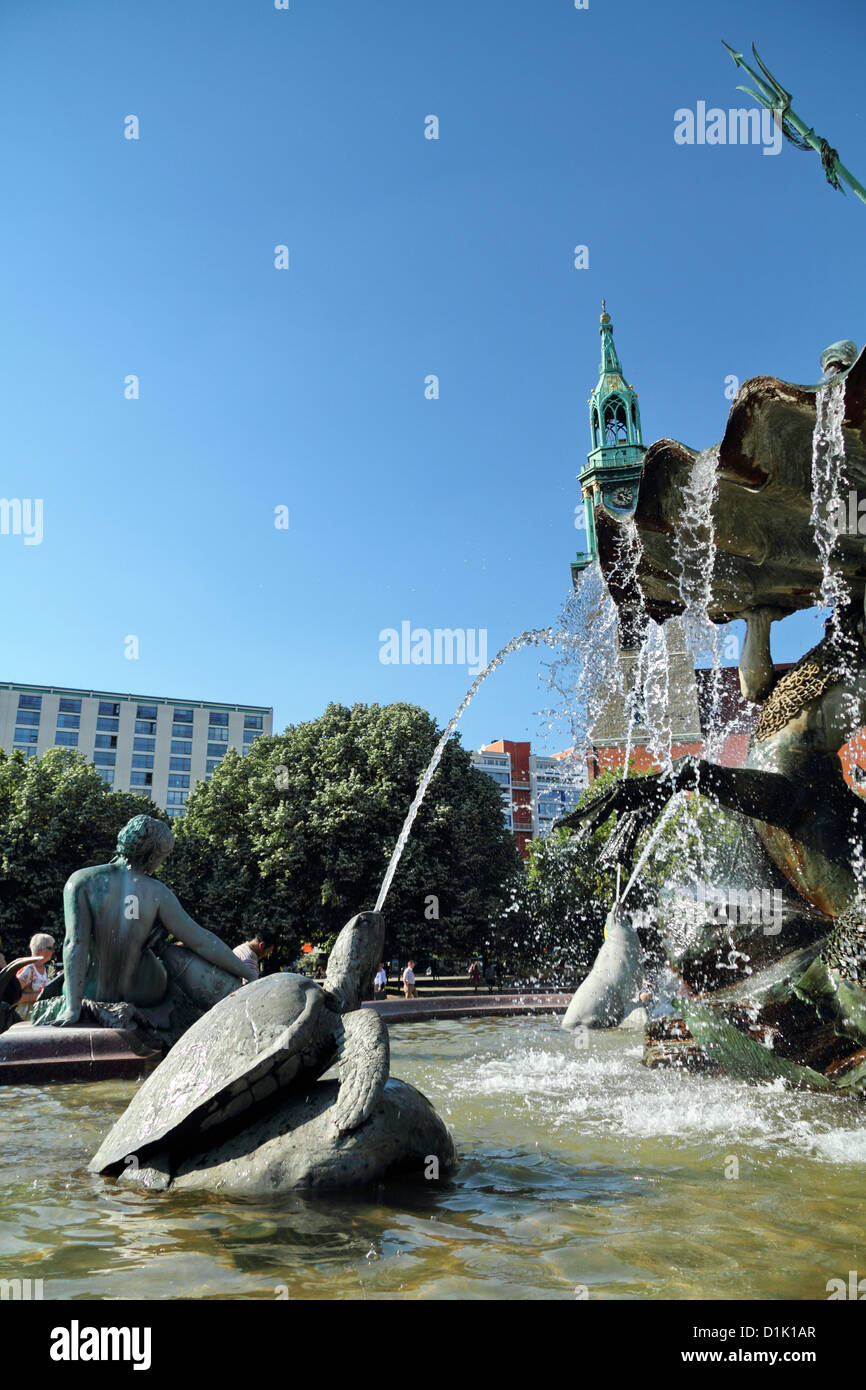 Alexanderplatz berlin fountain hi-res stock photography and images - Alamy