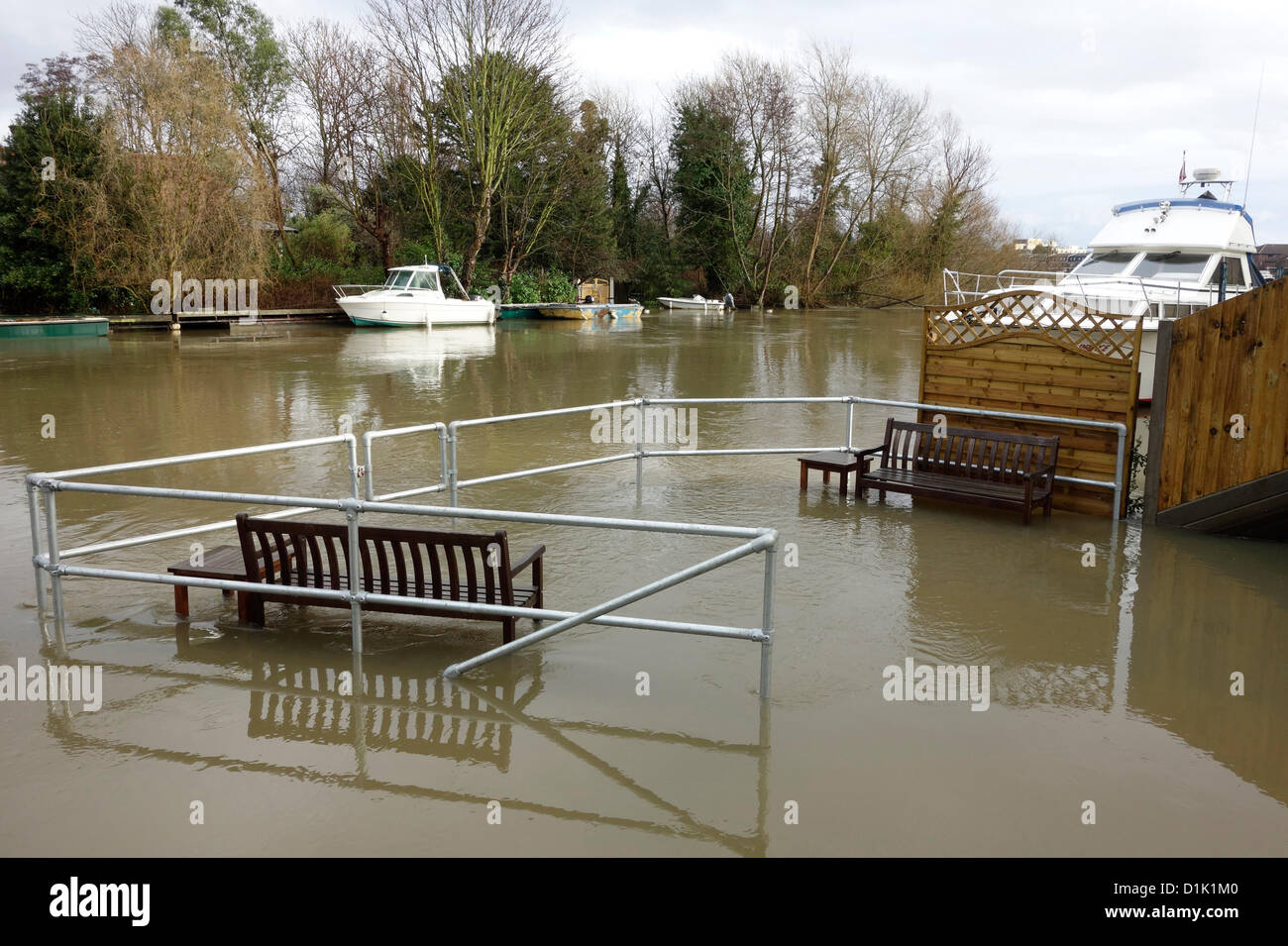 Flooding thames hi-res stock photography and images - Alamy