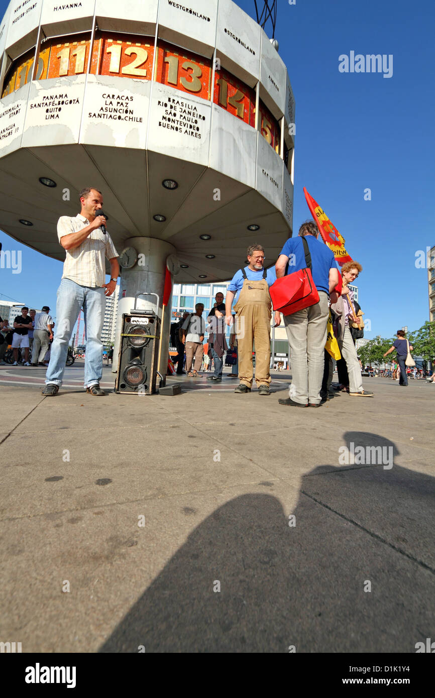Berlin street clock hi-res stock photography and images - Alamy