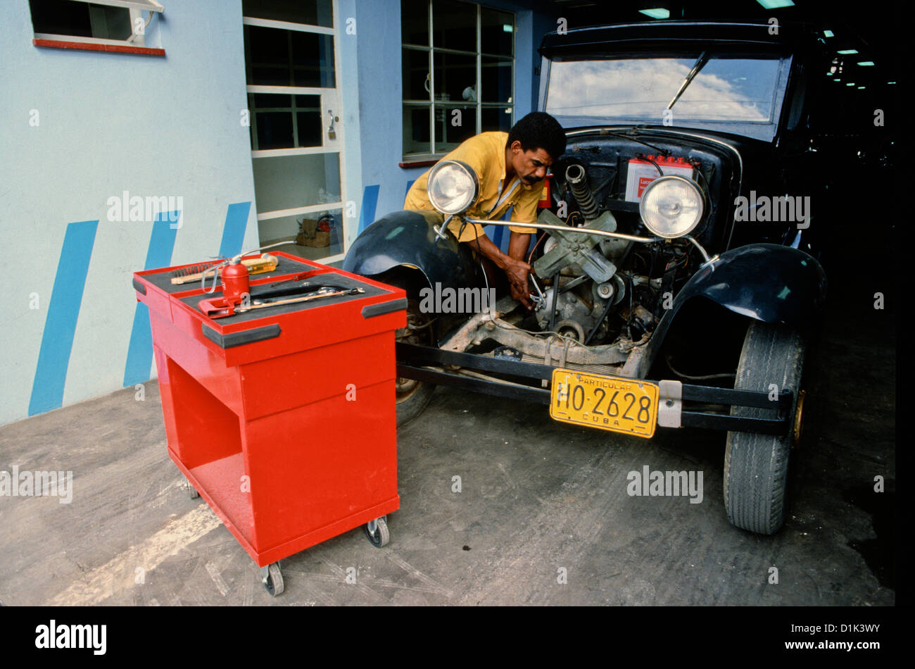 Garage repairing classic vintage cars in Havana, Cuba Stock Photo - Alamy