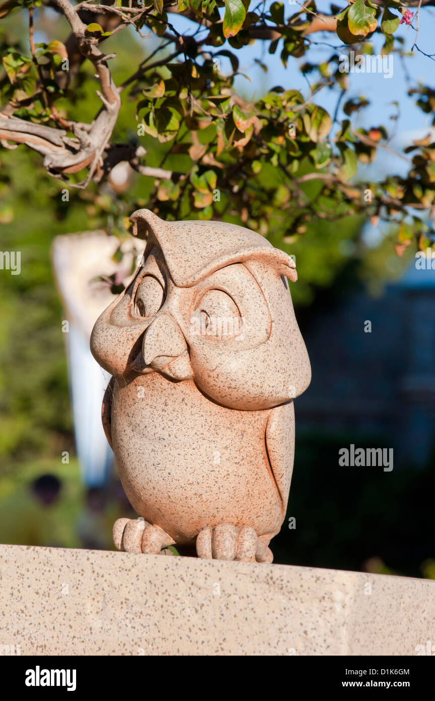 Owl statue hi-res stock photography and images - Alamy