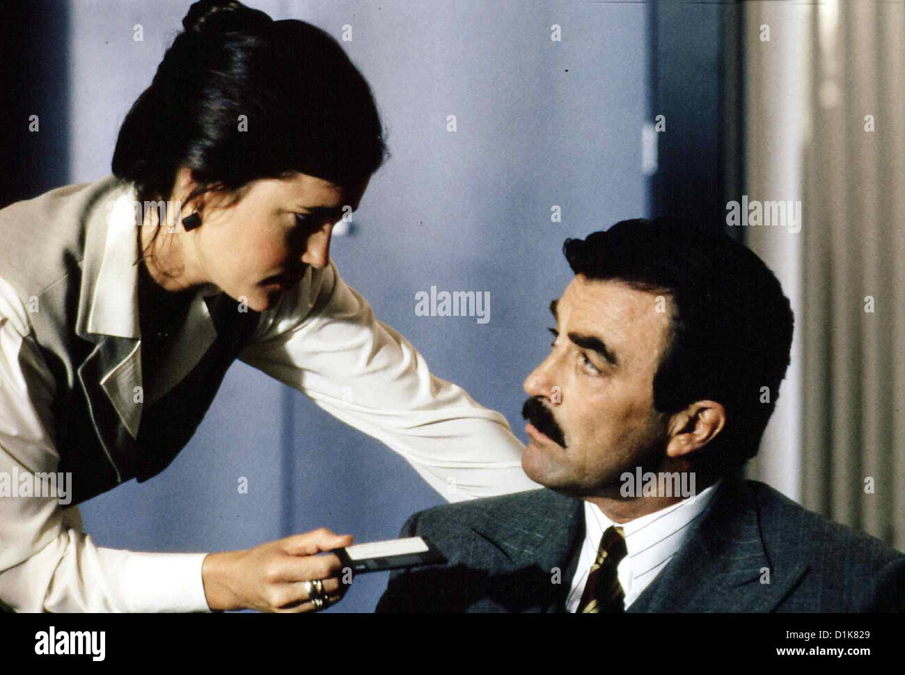 Korruption In Schwarzer Robe Broken Trust Elizabeth McGovern, Tom ...