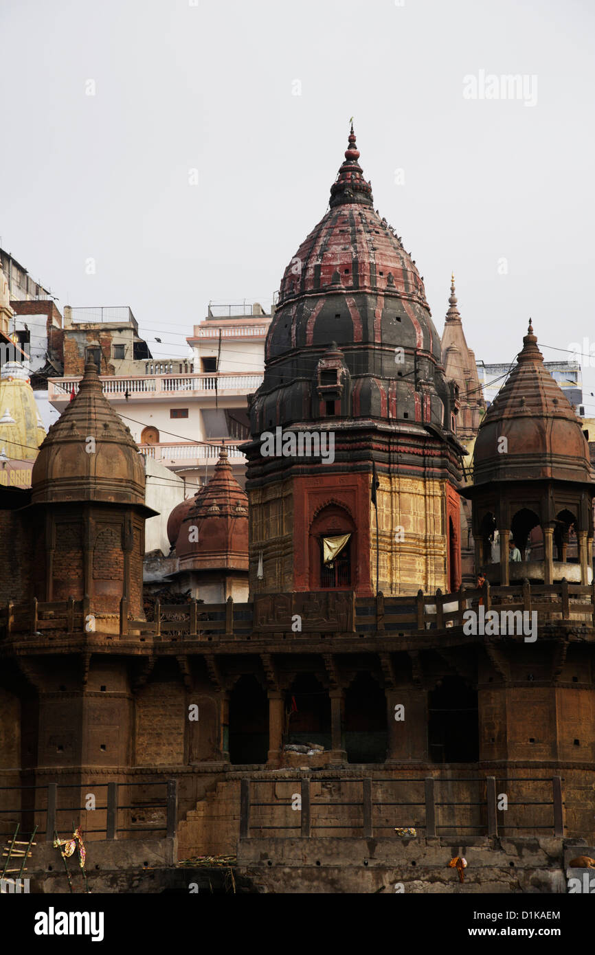 Crematorium on the banks of the Ganges River, Varanasi, India Stock ...