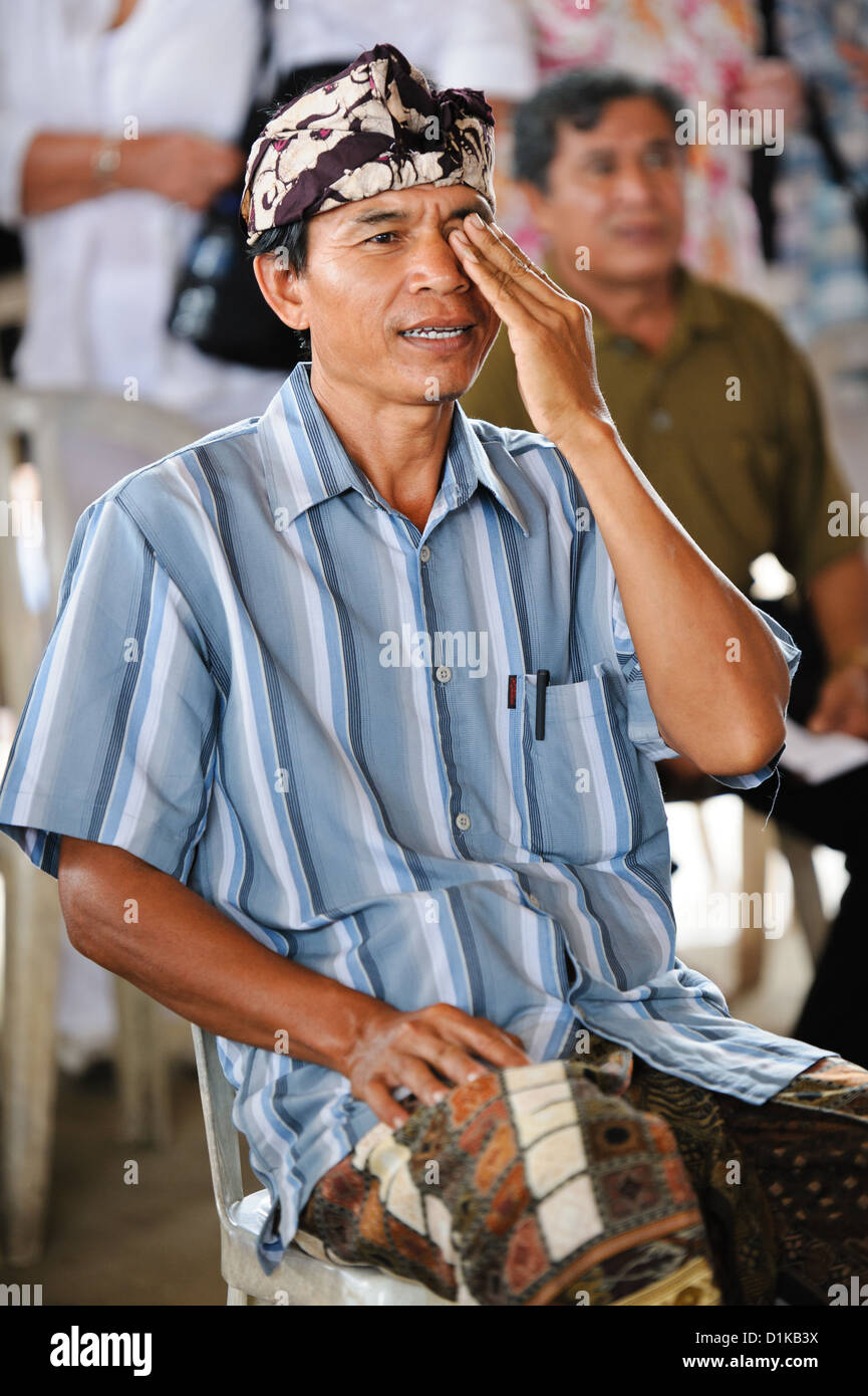 A man having his sight tested prior to being given free corrective ...
