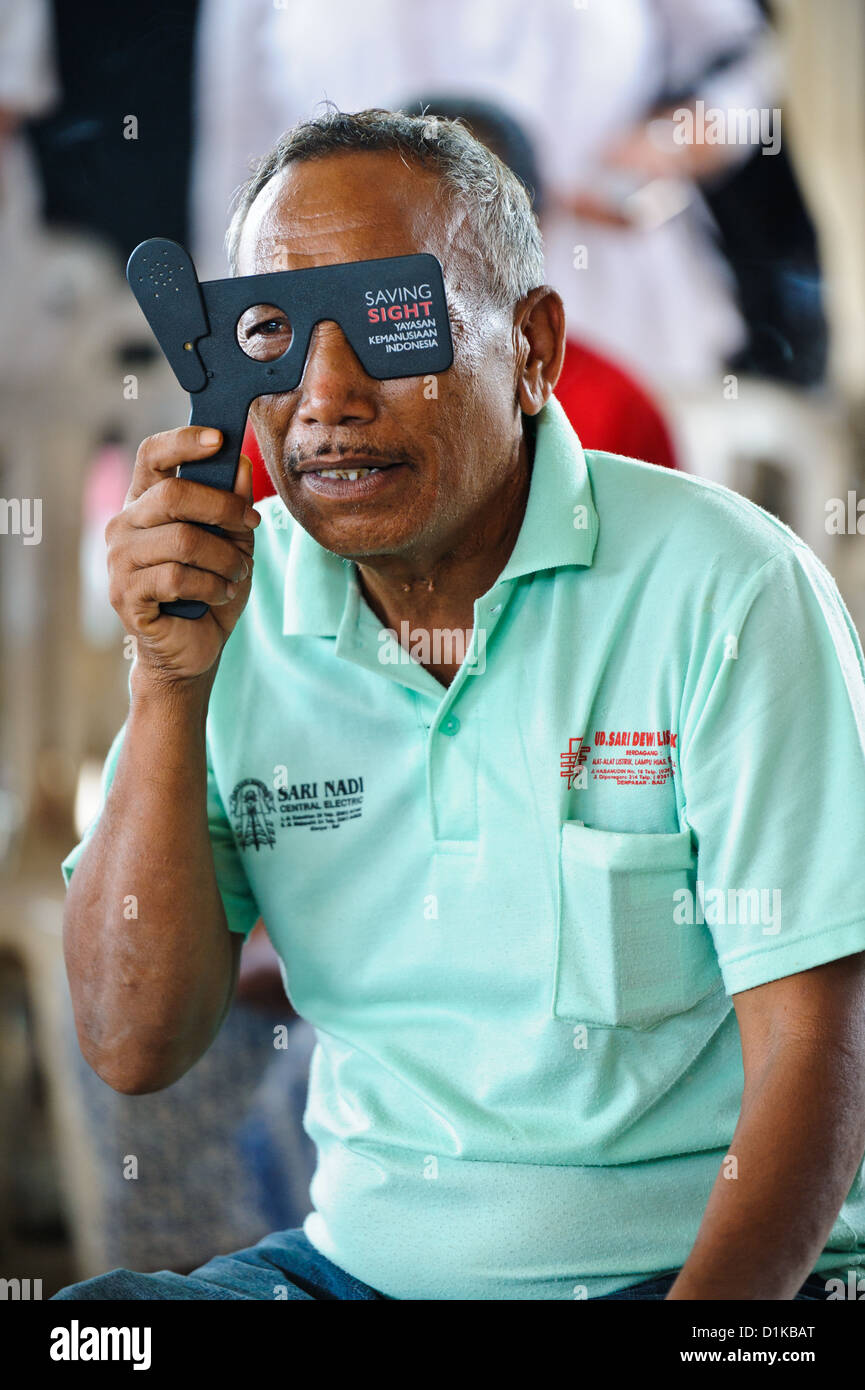 Man having a sight test hi-res stock photography and images - Alamy