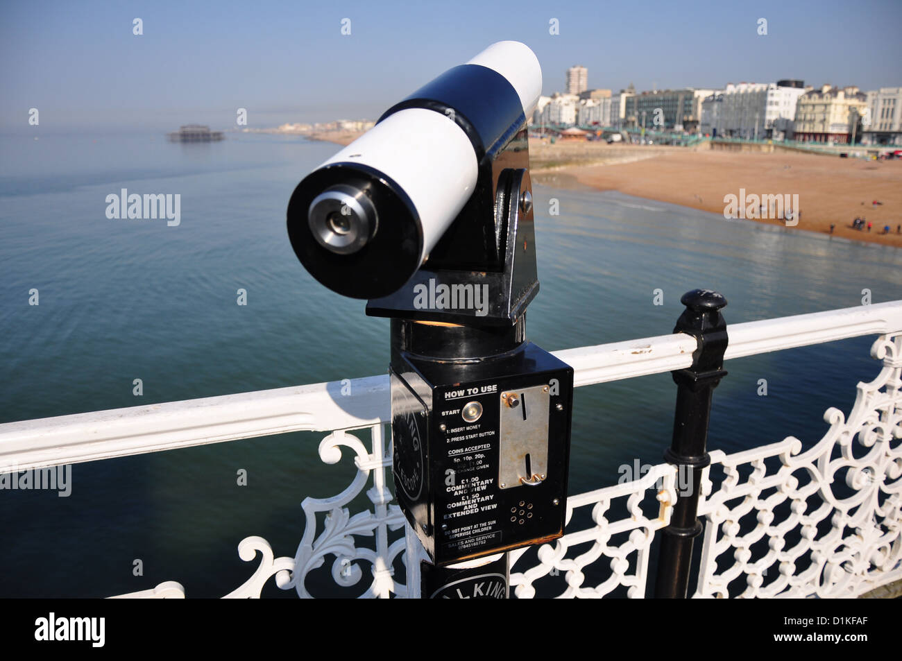 Telescope at Brighton beach Stock Photo - Alamy