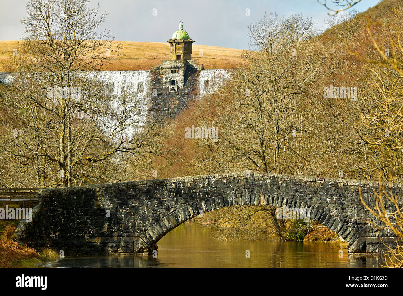 THE STONE BRIDGE ELAN VALLEY POWYS WALES IN VERY EARLY SPRING WITH PEN ...