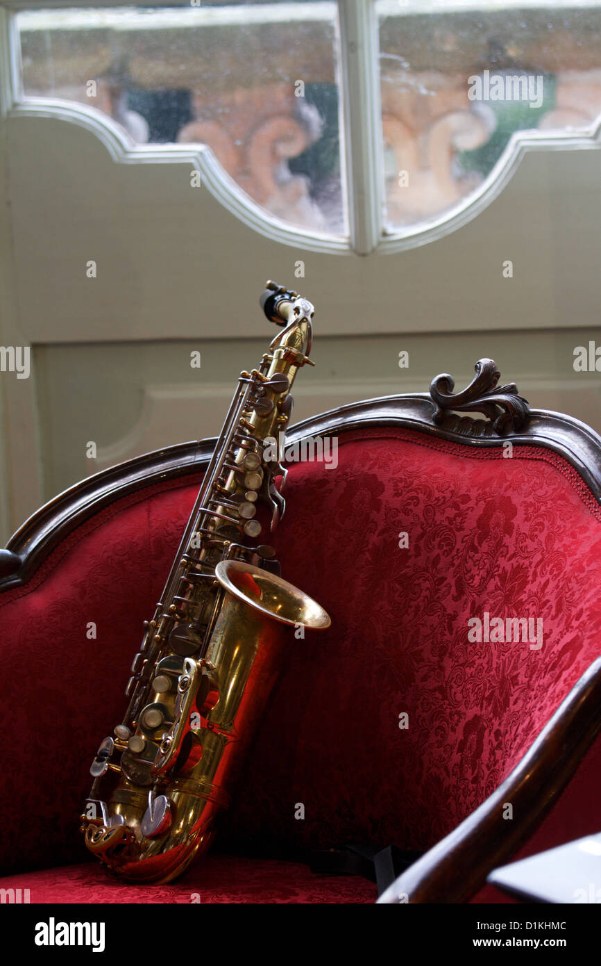 Red saxophone hi-res stock photography and images - Alamy