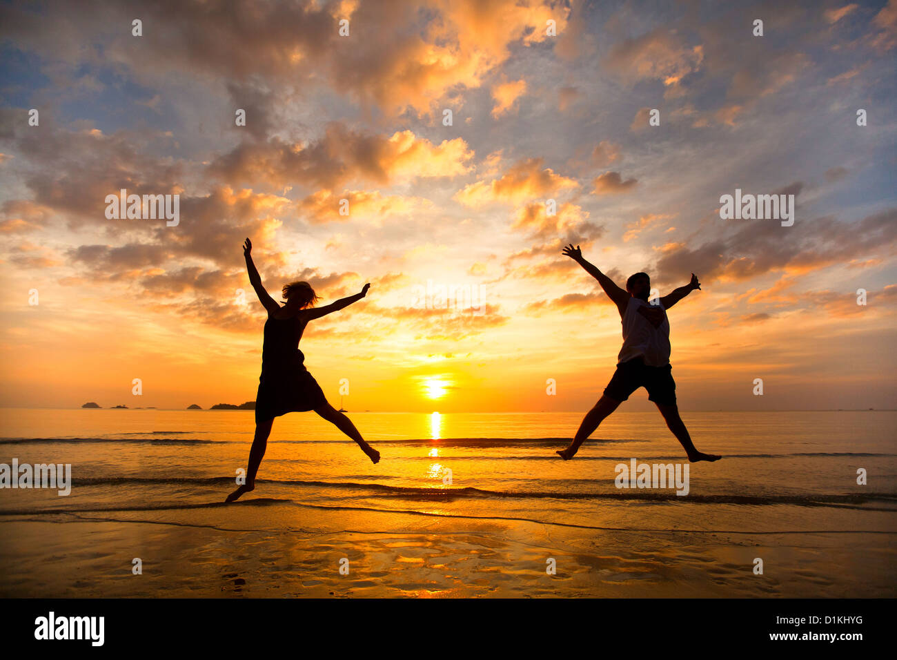 Couple jumping silhouette hi-res stock photography and images - Alamy