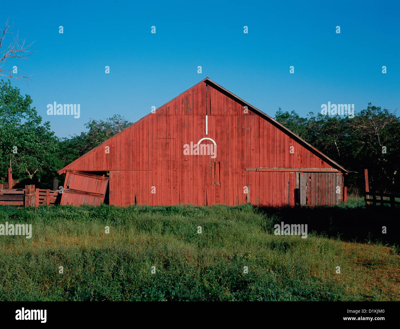 Red barn in Northern California's Gold Country Stock Photo - Alamy