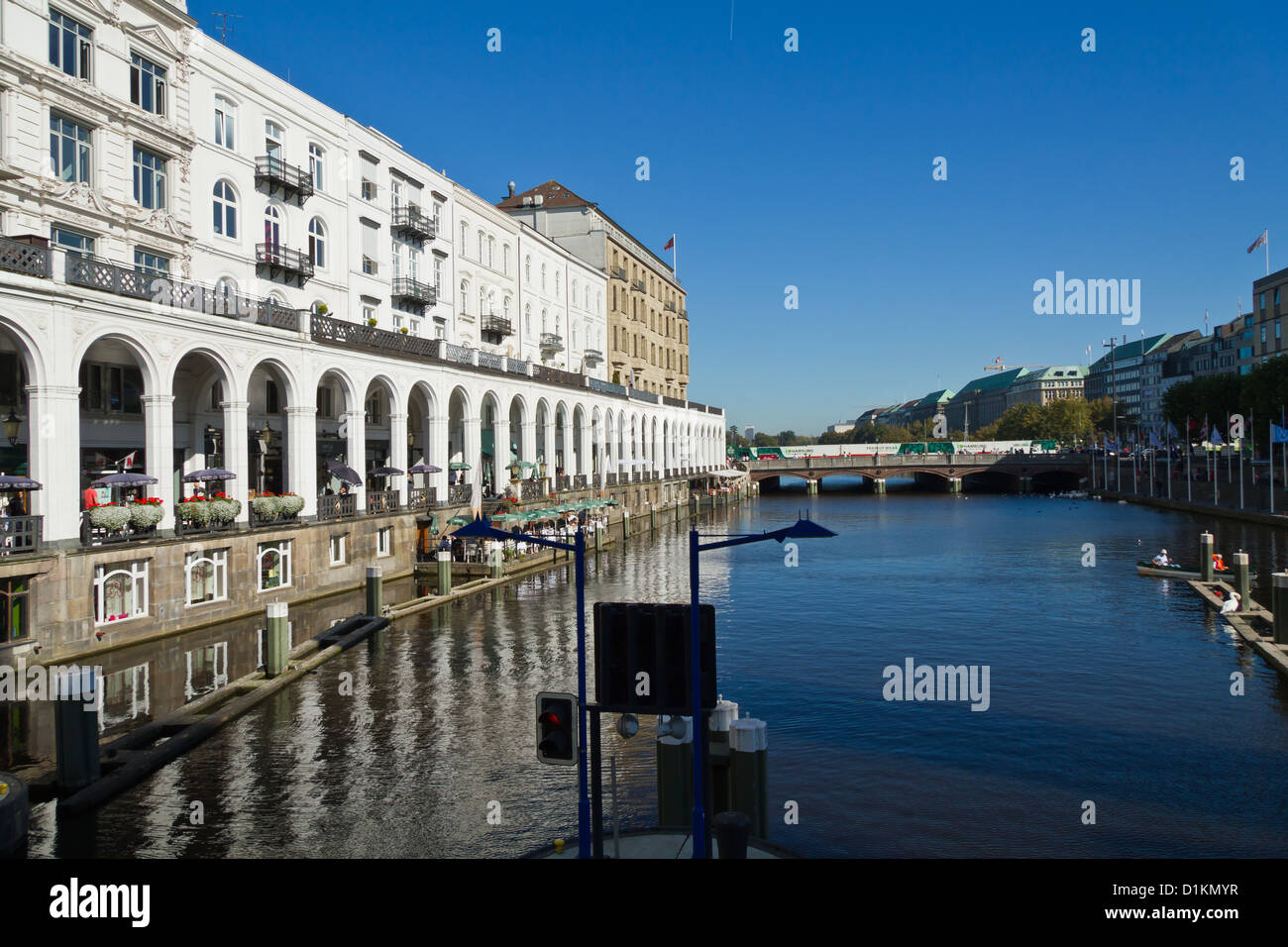 View onto the Alster Arcades at the Jungfernstieg in Hamburg, Germany ...