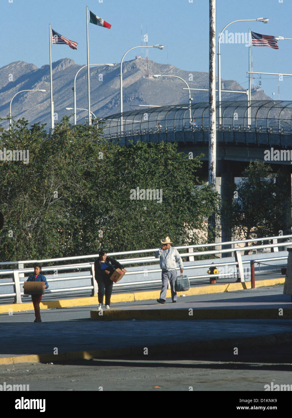 Mexico usa border crossing bridge hi-res stock photography and images ...