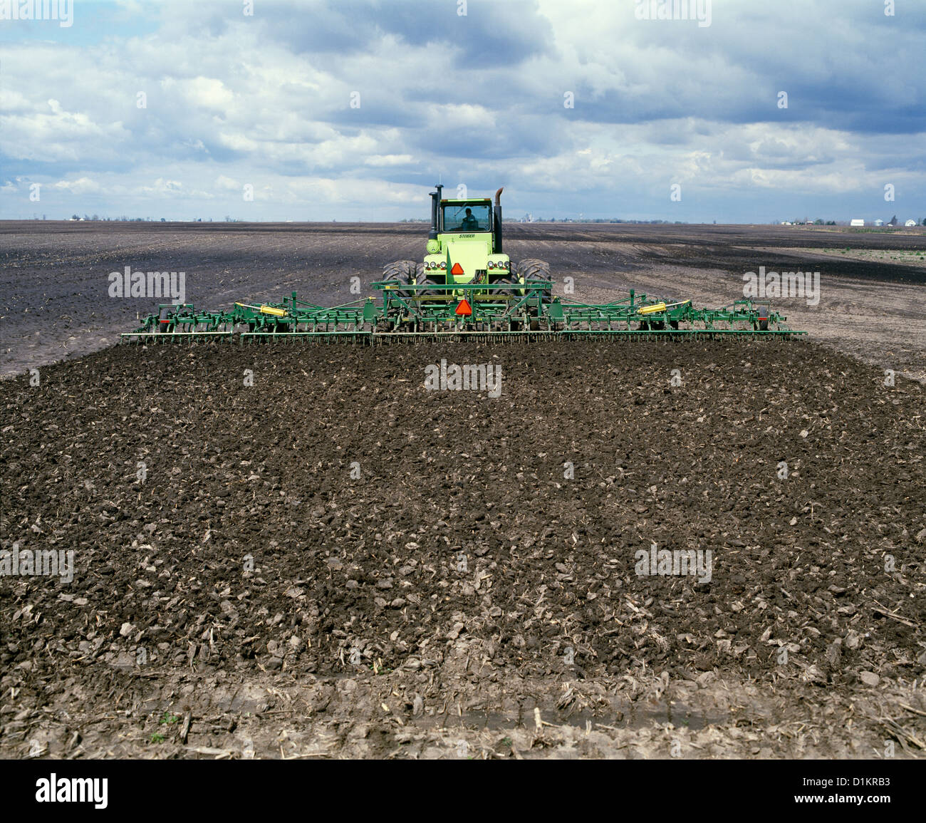 4 WHEEL DRIVE TRACTOR WITH 50 FOOT FIELD CULTIVATOR / ILLINOIS Stock ...