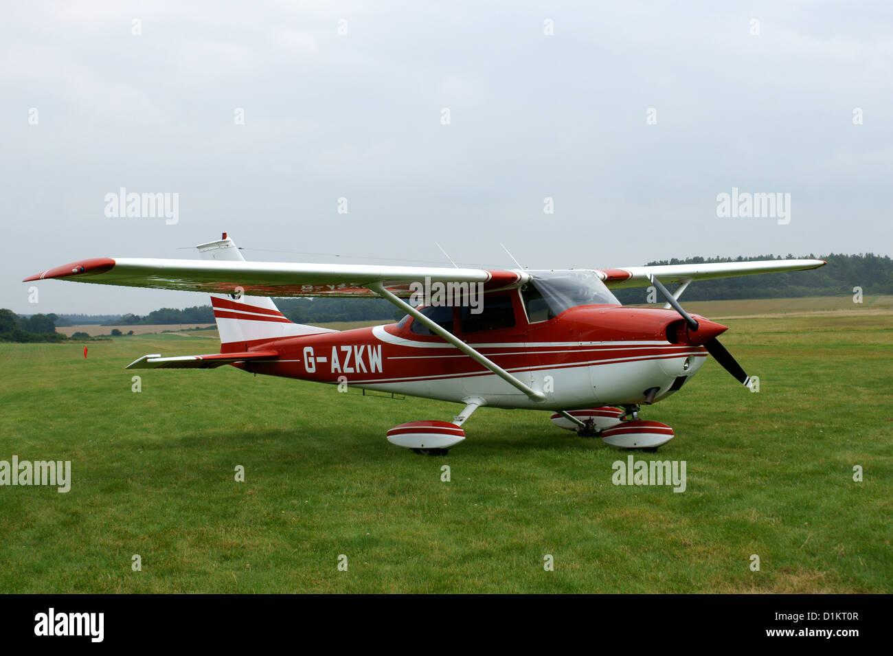 Cessna 172 skyhawk landing hi-res stock photography and images - Alamy
