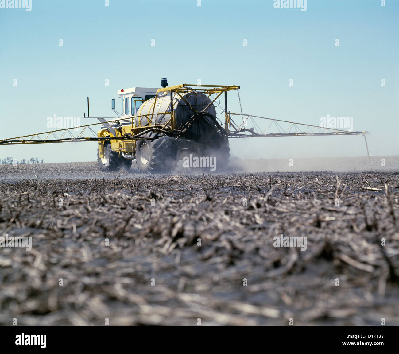 FLOATER SPRAYER SPRAYING HERBICIDE / ILLINOIS Stock Photo - Alamy