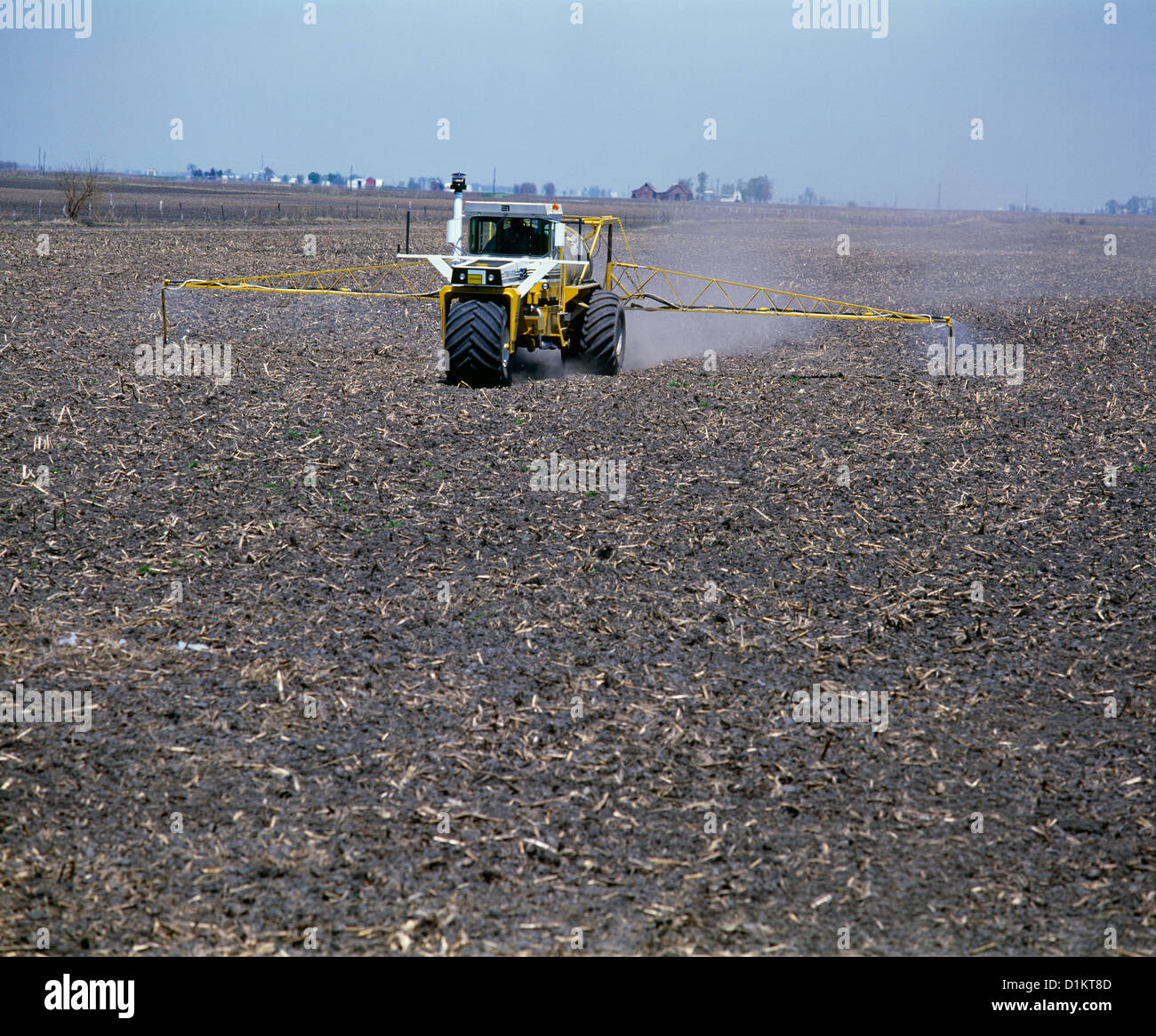 FLOATER SPRAYER SPRAYING HERBICIDE / ILLINOIS Stock Photo - Alamy