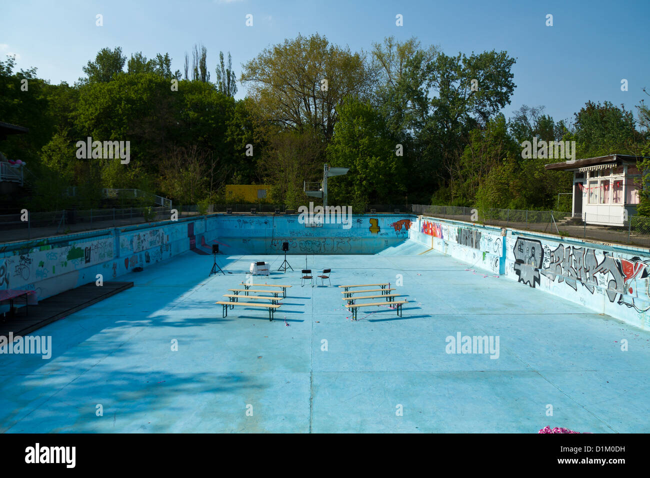 Old deserted swimming pool hi-res stock photography and images - Alamy