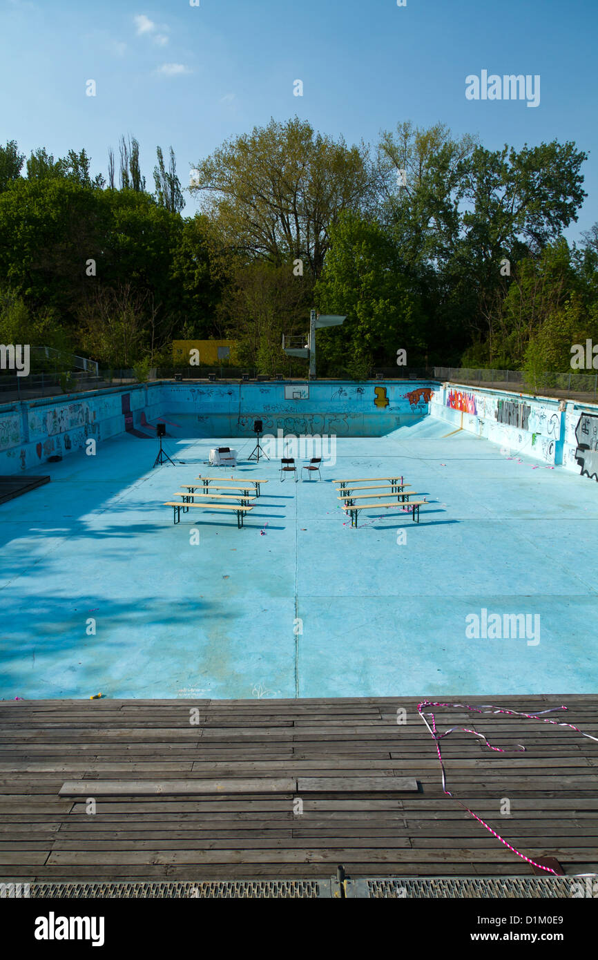 Old deserted swimming pool hi-res stock photography and images - Alamy
