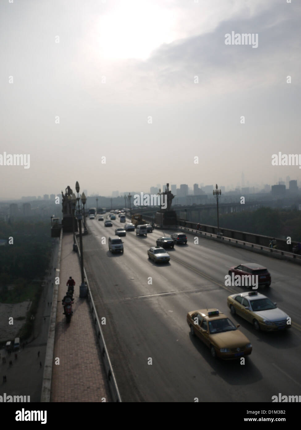 yangtze river bridge cars vehicles Stock Photo - Alamy