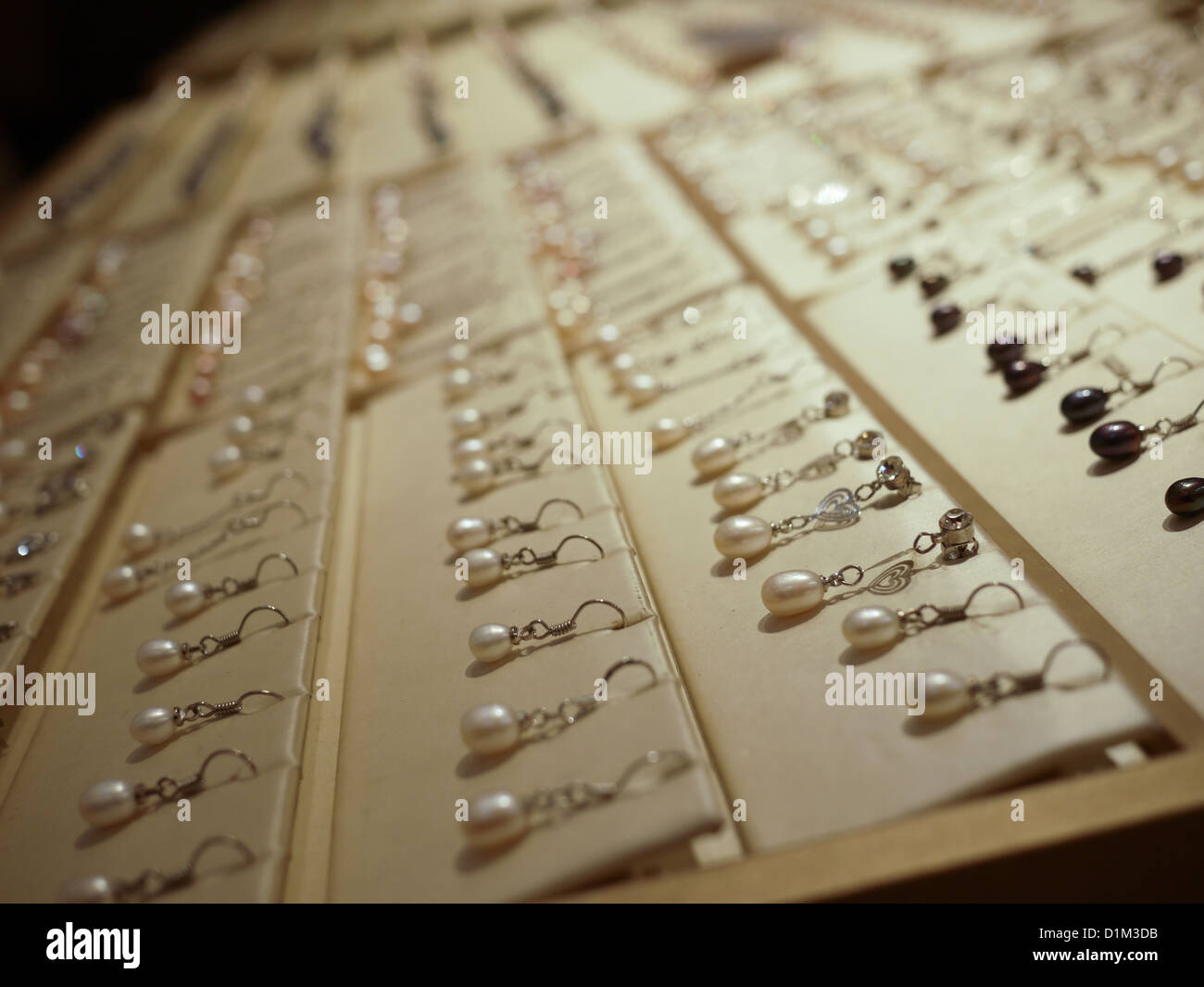 Real pearl hi-res stock photography and images - Alamy