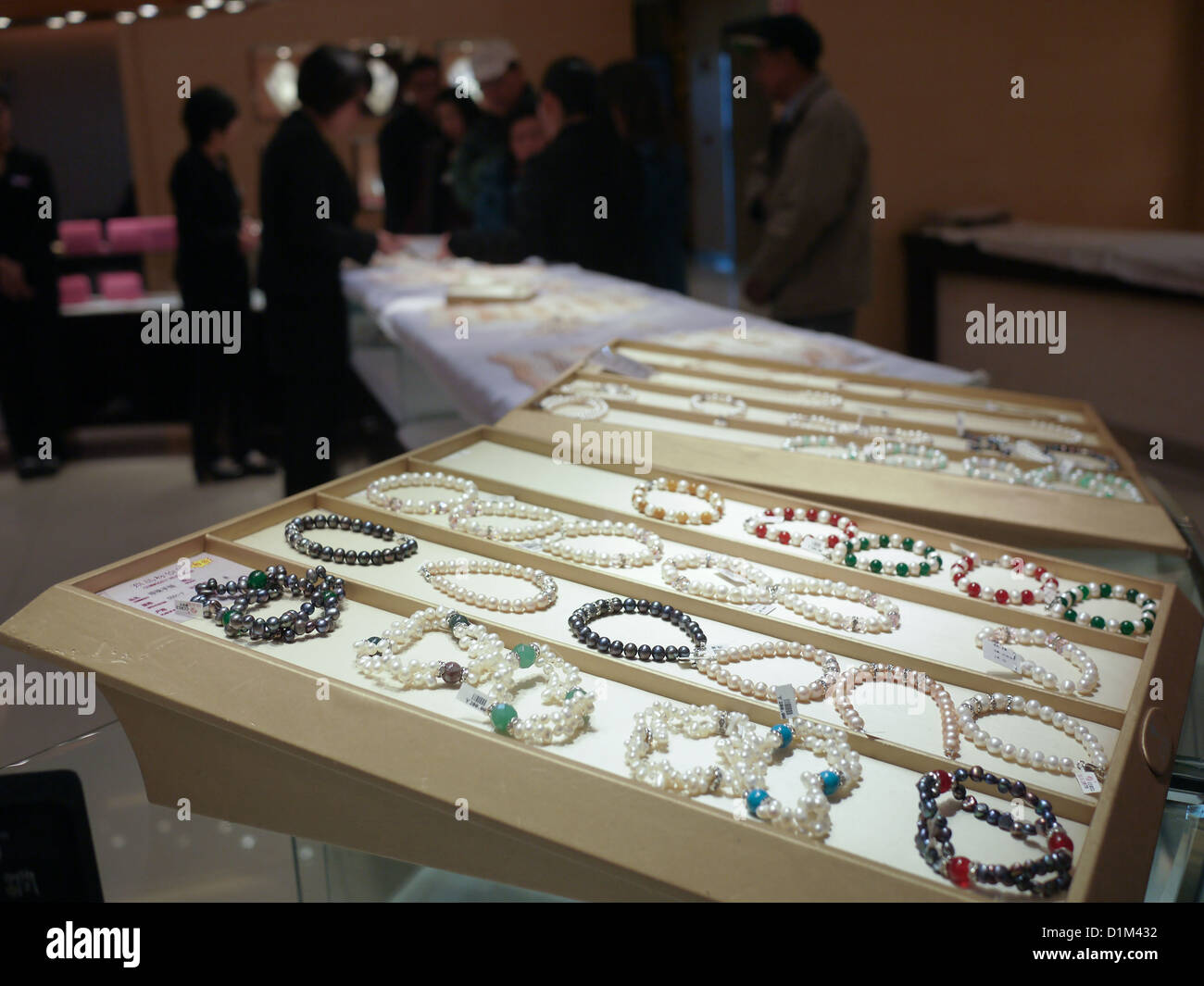 pearl bracelets jewelry store display Stock Photo - Alamy