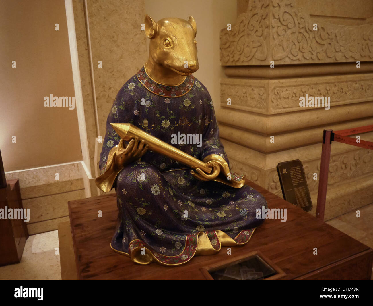 Golden mouse statue hi-res stock photography and images - Alamy