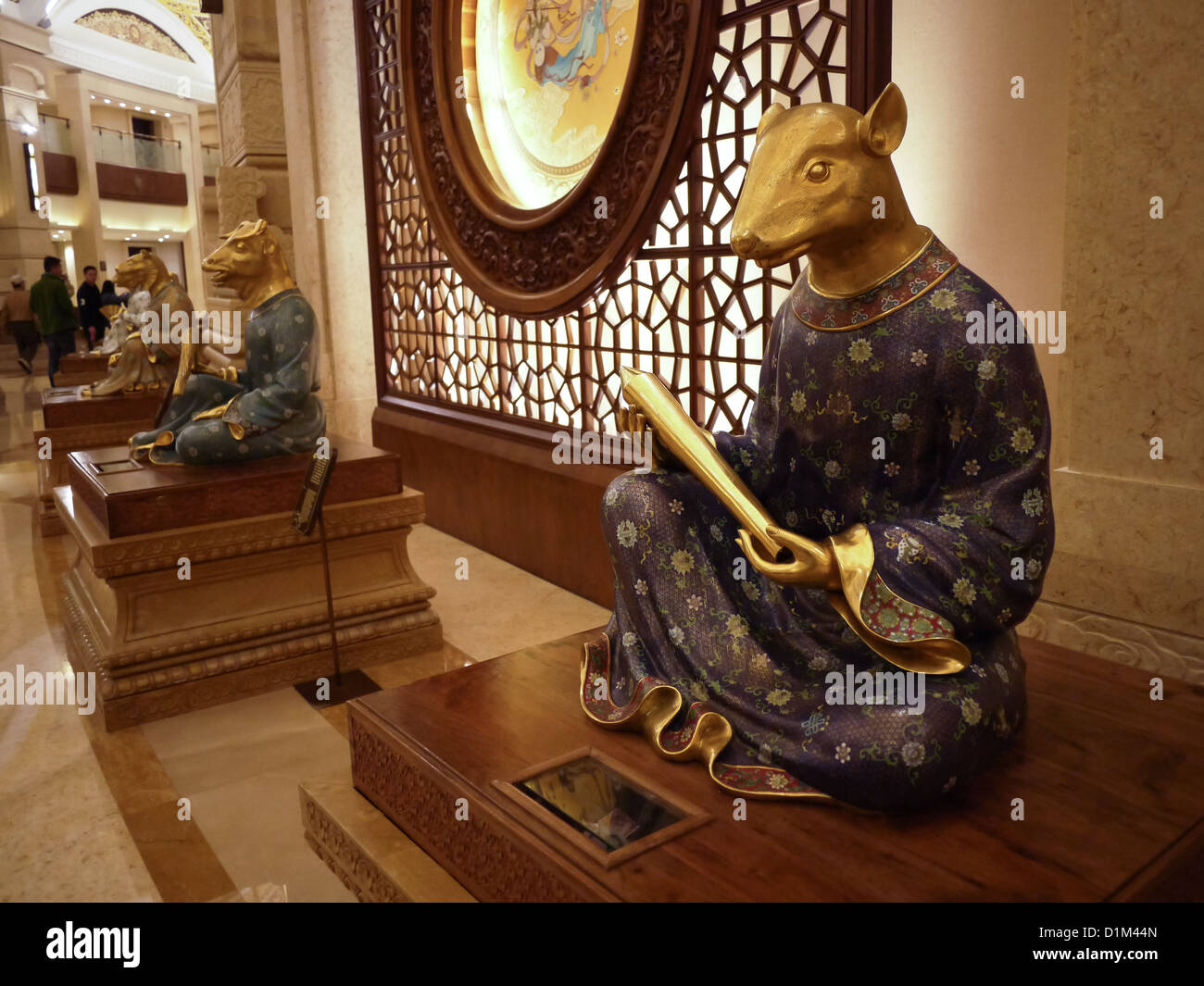 Golden mouse statue hi-res stock photography and images - Alamy