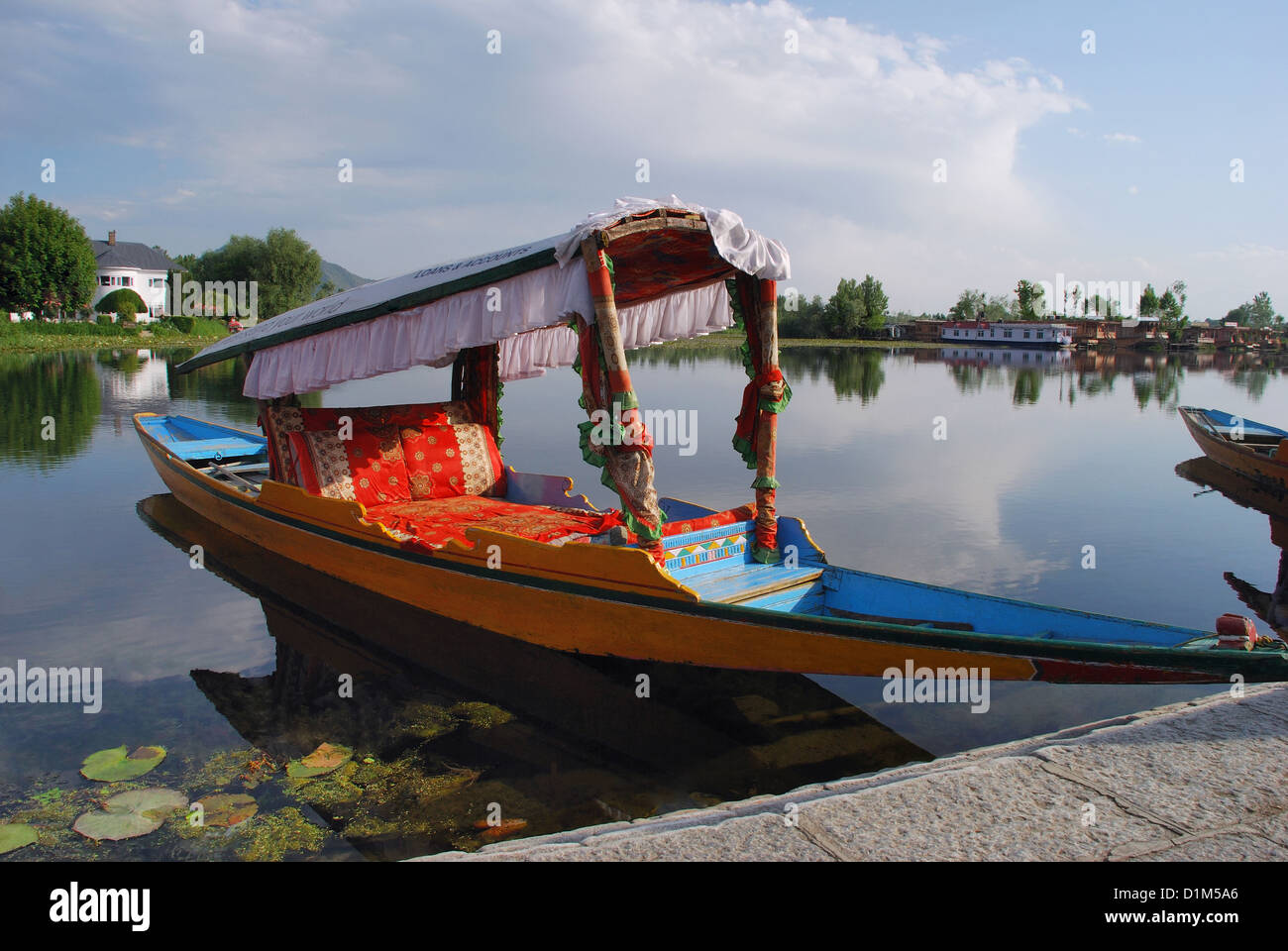 Shikara hi-res stock photography and images - Alamy