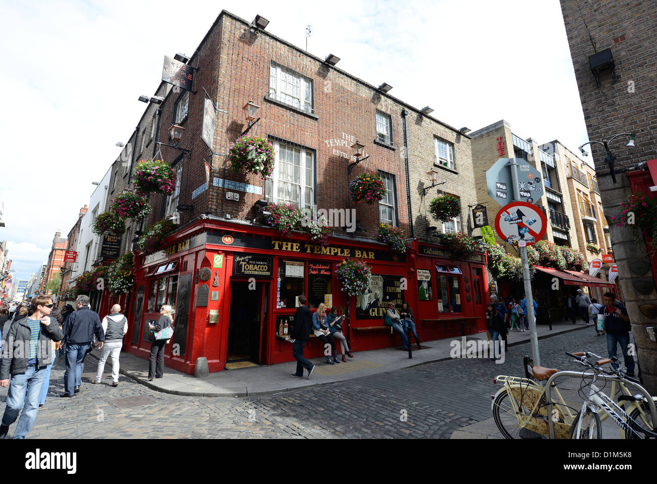 street scene of the Temple bar area in Dublin Ireland Stock Photo - Alamy