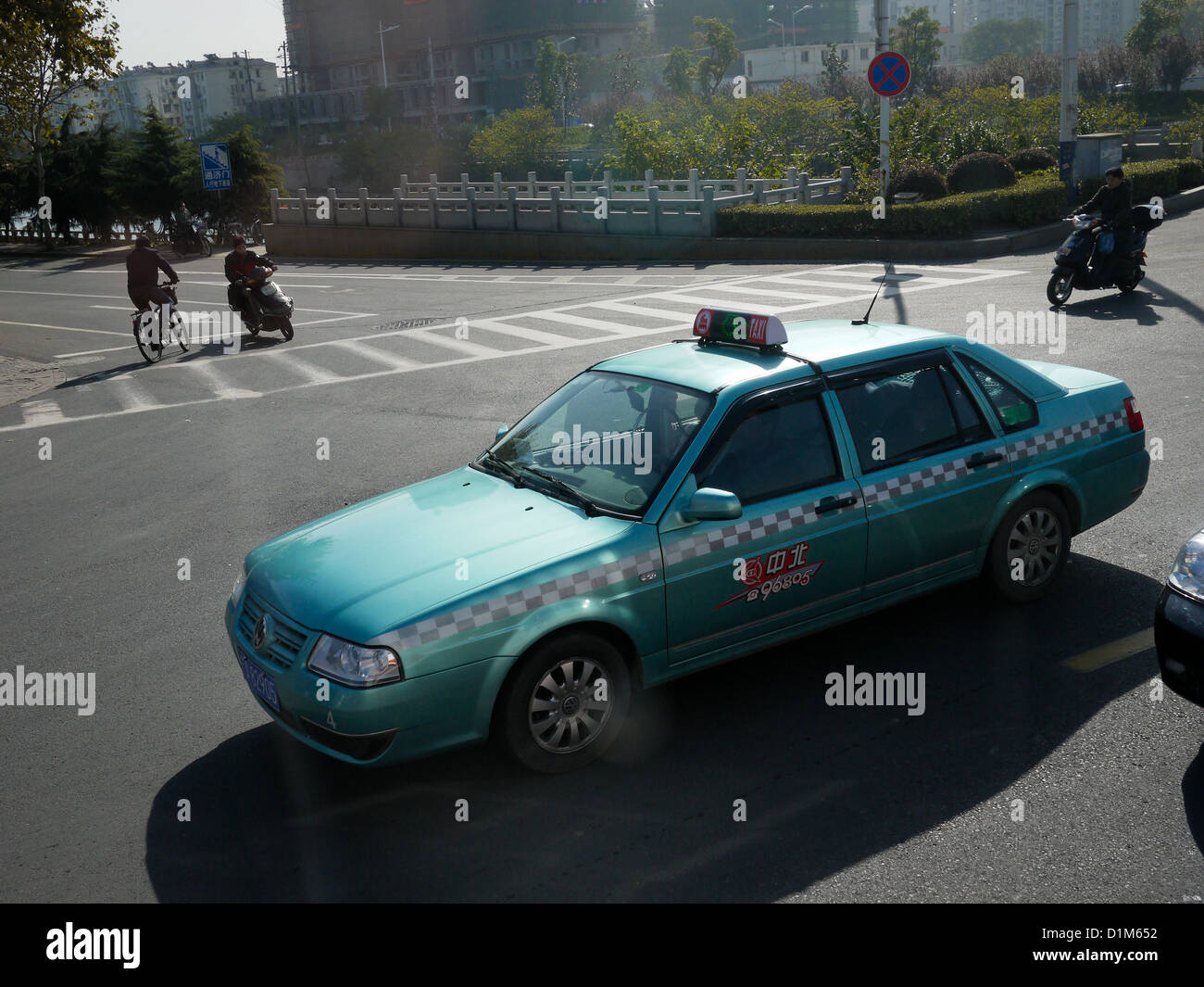 chinese taxi green cab Stock Photo - Alamy