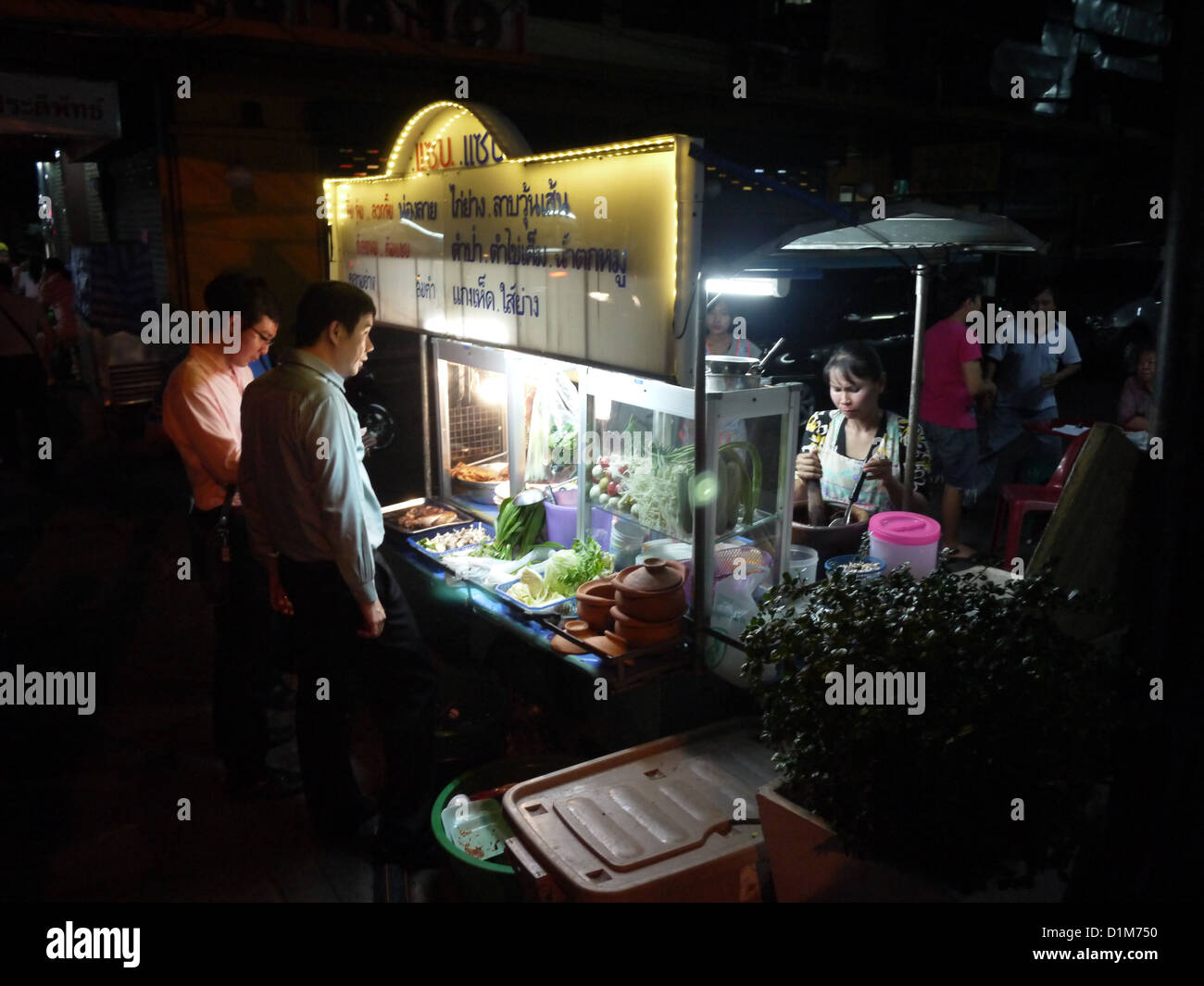 bangkok street food stall night Stock Photo - Alamy